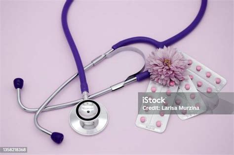 청진기 복사 공간이있는 분홍색 배경에 분홍색 의료 약을 가진 세 가지 물집 의료 플랫 레이 2022 년 의 색상 매우 페리 보라색에 대한 스톡 사진 및 기타 이미지 Istock