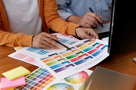 디지털 태블릿에 노력 하는 그래픽 디자이너 아티스트 그래픽 태블릿 및 색상 견본 샘플에 Cmyk에 대한 스톡 사진 및 기타 이미지 Cmyk 건축 건축가 Istock