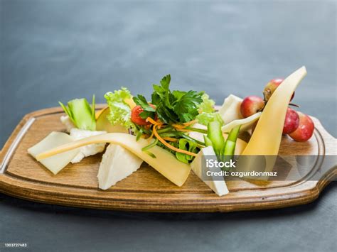 나무 접시에 다양한 치즈와 신선한 녹색 샐러드와 맛있는 아침 식사 샐러드에 대한 스톡 사진 및 기타 이미지 샐러드 건강한 생활방식 건강한 식생활 Istock