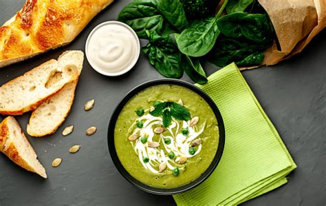 시금치와 브로콜리의 그린 크림 수프 콘크리트 또는 슬레이트 배경입니다 건강 한 식 단과 다이어트의 개념 미식가에 대한 스톡 사진 및 기타 이미지 Istock