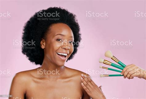 초상화 미소 그리고 스튜디오 배경에 메이크업 브러쉬 피부과를 가진 흑인 여성 얼굴 여성 또는 모델 화장품 도구 살롱 트리트먼트