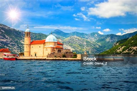 아름다운 지중해 풍경 마을 페라스트 근처 록 섬의 우리의 레이디 코토르 베이 몬테네그로 등대에 대한 스톡 사진 및 기타 이미지