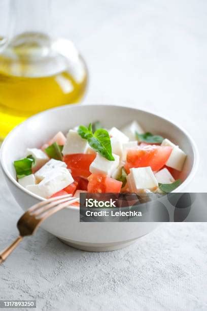 얇게 썬 토마토 모짜렐라 바질 올리브 오일을 가벼운 배경에 얹은 이탈리안 프레쉬 샐러드 0명에 대한 스톡 사진 및 기타 이미지 Istock