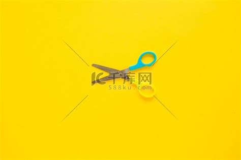 打开剪刀放在中间剪刀图剪刀高清摄影大图 千库网