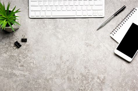 노트북 스마트폰 및 기타 업무 용품이 있는 화이트 데스크 오피스와 커피 한 잔이 있습니다 텍스트를 입력하기 위한 복사 공간이