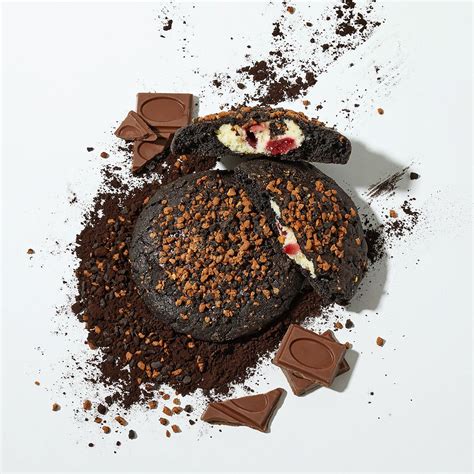 Wooree 블랙 초코 쿠키도우 안에 크림치즈와 라즈베리잼이 듬뿍 들어가고 윗면에는 초코 글레이즈와