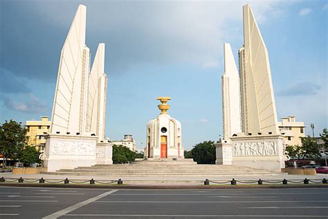 พื้นหลังมุมมองนักท่องเที่ยวถนนอนุสาวรีย์ประชาธิปไตย รูปถ่าย และรูปภาพสำหรับดาวน์โหลดฟรี Pngtree