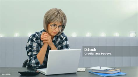 한 노인 의 아름다운 여성이 홈 오피스의 노트북에서 집에서 일하고 있습니다 노년기의 원격 작업의 개념 기사 출판에 대한 스톡 사진 및 기타 이미지 Istock