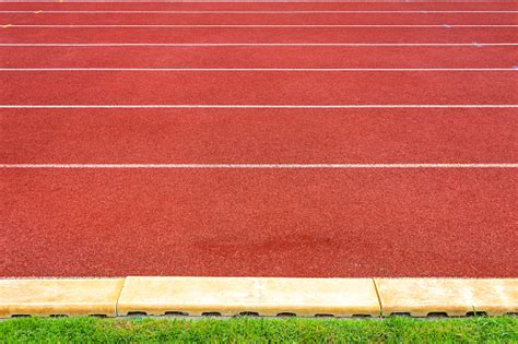 경기장의 흰색 라인과 야외 경기장에서 실행 경마장 빨간 고무 경마장의 질감은 8 트랙과 녹색 잔디 필드 트랙 축구장 축구장빈 육상 경기장입니다 0명에 대한 스톡 사진 및