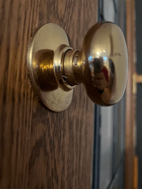 How to remove door knob or unlatch door? No visible screws, slots, pin holes, etc. : r/fixit