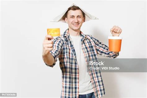 영 미소 복사 공간 흰색 배경에 고립 된 신용 카드와 빈 페인트 통을 들고 신문 모자에 잘생긴 남자 악기 혁신 룸 액세서리입니다 수리 가정 개념입니다 Diy에 대한 스톡