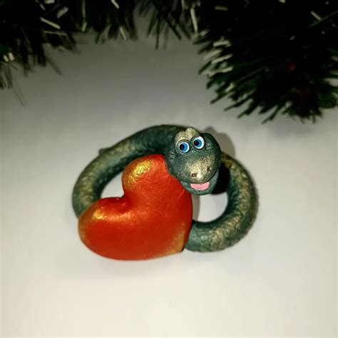 Статуэтка змея с сердцем символ 2025 года ручная работа амулет любви