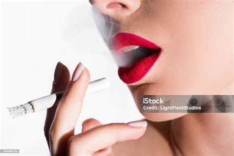 담배 흡연과 흰색 절연 연기를 내뿜는 여 인의 이미지를 자른 건강관리와 의술에 대한 스톡 사진 및 기타 이미지 건강관리와 의술 건강하지 못한 생활방식 나쁜 습관