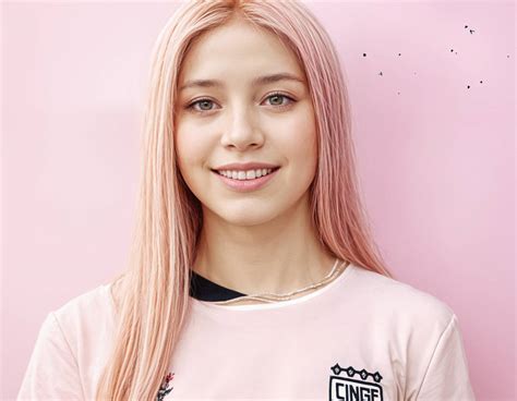 Pink Model By Lecubalibre On Deviantart