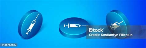 파란색 배경에 분리된 혈청 아이콘이 있는 아이소메트릭 주사기 백신 예방 접종 주사 독감 예방 주사 용 주사기 의료 장비 파란색 원 버튼입니다 벡터 3차원 형태에 대한 스톡