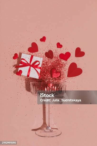 샴페인 잔과 선물 상자 그리고 발렌타인 데이를 위한 빨간 하트 미적 개념 카드 0명에 대한 스톡 사진 및 기타 이미지 0명 개념 공휴일 Istock