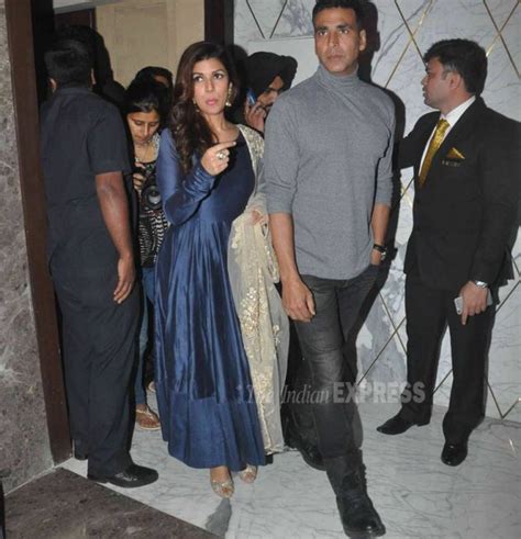 Akshay Kumar Nimrat Kaur Watch Airlift With Fans Entertainment