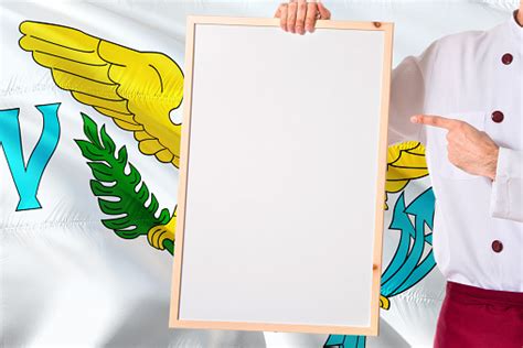 미국 버진 아일랜드 국기 배경에 빈 화이트 보드 메뉴를 들고 요리사 텍스트에 대 한 균일 한 포인팅 공간을 착용 요리 고급 요리에 대한 스톡 사진 및 기타 이미지 Istock