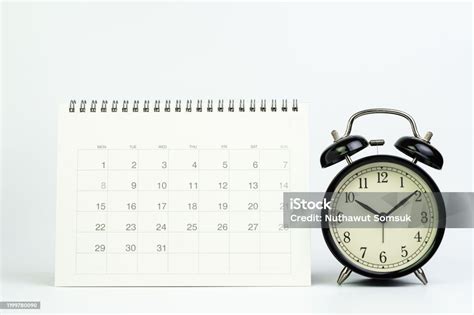 연도 계획 바쁜 작업 알림 연차 프로젝트 마감일 또는 메모 텍스트 개념 흰색 배경에 검은 색 복고풍 알람 시계와 흰색 깨끗한 달력 2020년에 대한 스톡 사진 및 기타