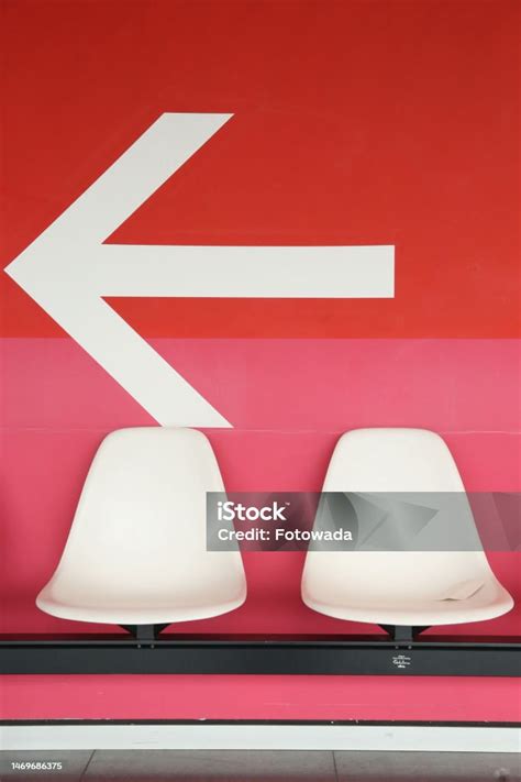 무역 박람회 대기 구역의 빨간색 벽에 있는 흰색 방향 화살표 0명에 대한 스톡 사진 및 기타 이미지 0명 건축 금속 Istock