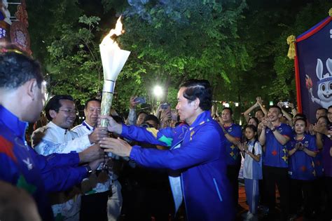 ក្បួនដង្ហែព្រះអគ្គិជ័យកីឡាបានចូលមកដល់វត្តភ្នំហើយ នៅម៉ោងជិត៧ យប់ថ្ងៃទី២៨ មេសា