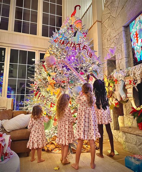 Thomas Rhett Cant Help But Chuckle As Wife Lauren Tackles Tall Christmas Tree Decoration