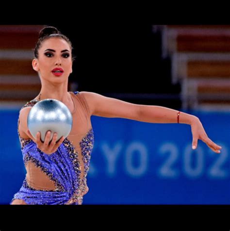 Златното момиче Катрин Тасева показа бременно коремче ето колко я е