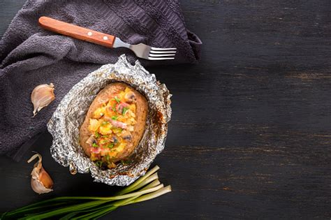 구운 감자를 호 일에 베이컨 양파 버섯과 함께 회색 나무 테이블에 구워 냅니다 가지 채소에 대한 스톡 사진 및 기타 이미지 가지 채소 감자 요리 건강한 생활방식