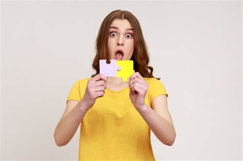 어린 시대의 놀라운 여성의 초상화는 다채로운 퍼즐 조각을 들고 있는 갈색 머리 하나의 두 부분 연결과 결합의 상징 16 17 살에 대한 스톡 사진 및 기타 이미지 Istock