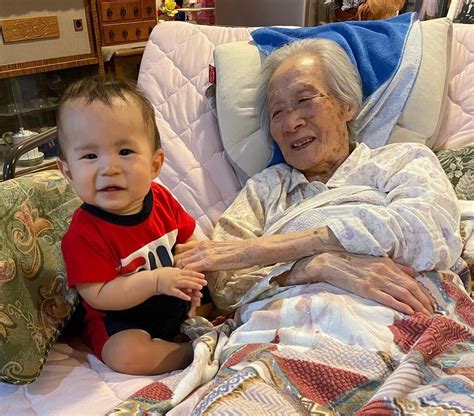100歳の曾祖母動かないはずの右手を伸ばし 0歳のひ孫とはぐくむ関係に癒されて泣ける心と心で会話まいどなニュース