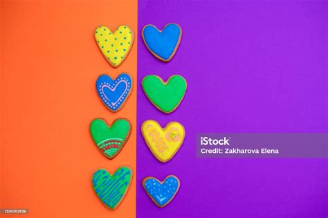 상단 보기 수제 진저 브레드 발렌타인 데이 비문 사랑 컬러 로얄 아이싱과 다채로운 패턴으로 장식 된 쿠키 심장 모양 휴일 음식 핸드메이드 패턴 탑 쿠키 선물에 대한 스톡