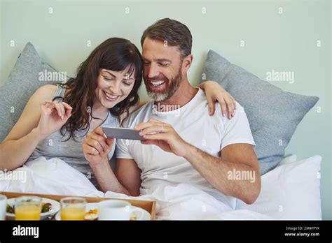 Das Essen Sieht Vor Der Kamera Auch Gut Aus Ein Fr Hliches Junges Paar Das Im Bett Sitzt