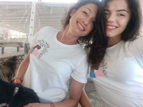 Изненадай майка си за 8 март Подари й ръчно рисувана тениска… Dilyana Mihaylova