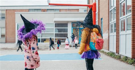 즐거운 할로윈 보내세요 의상을 입고 학교에 가는 얼굴 보호 마스크를 쓴 어린이 여자 친구 할로윈 휴일을 축하하는 학교 학생들 코로나 바이러스 동안의 새로운 표준 사진