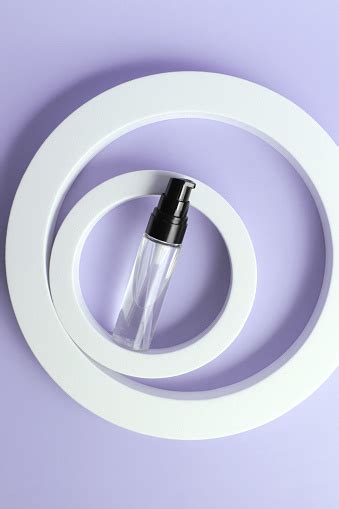 기하학적 원형의 세럼 유리 병 보라색 색상 브랜딩 및 패키징 프레젠테이션을 위한 배경 내츄럴 스킨케어 뷰티 제품 컨셉 0명에 대한 스톡 사진 및 기타 이미지 Istock
