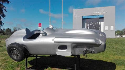 Le robaron las ruedas a la Flecha de Plata de Fangio La verdad detrás de la imagen que se