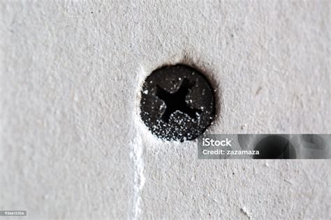 블랙 스크류 끝장 이다 석고 석고판 건식 벽체로 집에서 벽 건설 리 모델링 재건 및 혁신 이다 클로즈업 나사에 대한 스톡 사진