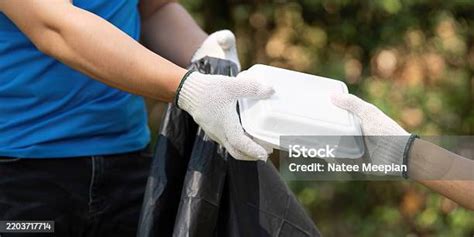 공원에서 쓰레기를 수거하는 자원 봉사자들은 지속 가능성과 지역 사회 참여를 촉진합니다 2명에 대한 스톡 사진 및 기타 이미지 2명 Friendly House