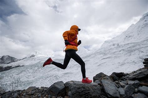 겨울 눈 산 꼭대기까지 실행 여자 트레일 러너 크로스 컨트리 Track And Field Event에 대한 스톡 사진 및 기타 이미지 Track And Field