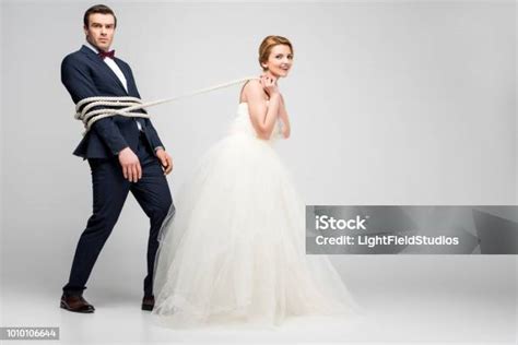 아름 다운 신부 신랑 회색 페미니즘 개념에 고립 된 밧줄으로 묶인 당기 잡아 당기기에 대한 스톡 사진 및 기타 이미지 잡아