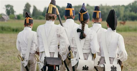 걷고 있는 경로 공연 과거 군대 그룹 남자 대형 뒷모습 들판 레트로 맑은 날 모험 문화 유산 문화적 세레모니 시간 여행 야외 활동 야외에서