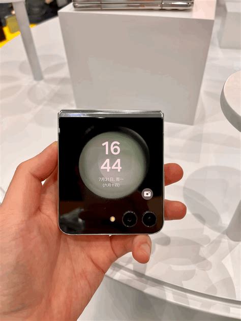 折叠屏手机，怎么把自己活成了「vr 头显」？ 极客公园