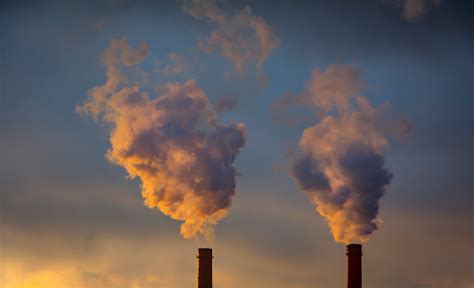 식물의 파이프 대기 중으로 유해 물질을 방출 한다 하늘 배경에 클로즈업 겨울에 대한 스톡 사진 및 기타 이미지 겨울 고층 건물 공기 오염 Istock