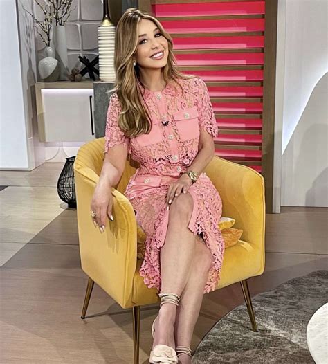 Myrka Dellanos Deslumbra Con Este Conjunto De Encaje Rosa