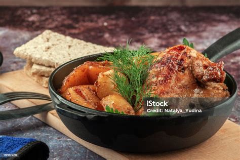 야채와 허브와 오븐에서 구운 닭고기 집에서 만든 음식입니다 맛있고 풍성한 식사를 위한 컨셉 가금류에 대한 스톡 사진 및 기타 이미지 Istock