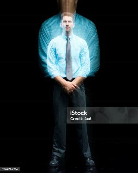 양복을 입고 있는 풀 길이1인1인정면3039세 성인 잘생긴 자영남녀남성 사업가사업가 서다중 노출장시간 노출흐릿한 모션 30 34세에 대한 스톡 사진 및 기타 이미지 Istock