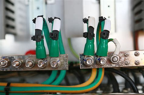 전기 시스템의 접지 커넥터 커넥터는 전기의 보호 단락을 위한 접지 케이블을 설치합니다 0명에 대한 스톡 사진 및 기타 이미지 0명 공학 사진 이미지 Istock