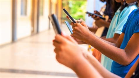 Забраниха мобилните телефони в училищата в Нидерландия