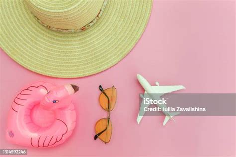 여름 해변 구성 파스텔 핑크 배경에 고립 된 평면 선글라스 모자와 팽창식 플라밍고와 최소한의 간단한 평면 누워 휴가 여행 모험 여행 개념 상단 보기 복사 공간 개념에 대한