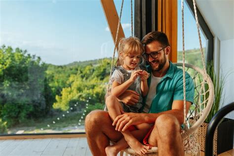 Fröhlicher Vater und Tochter drinnen Spaß haben Premium Foto